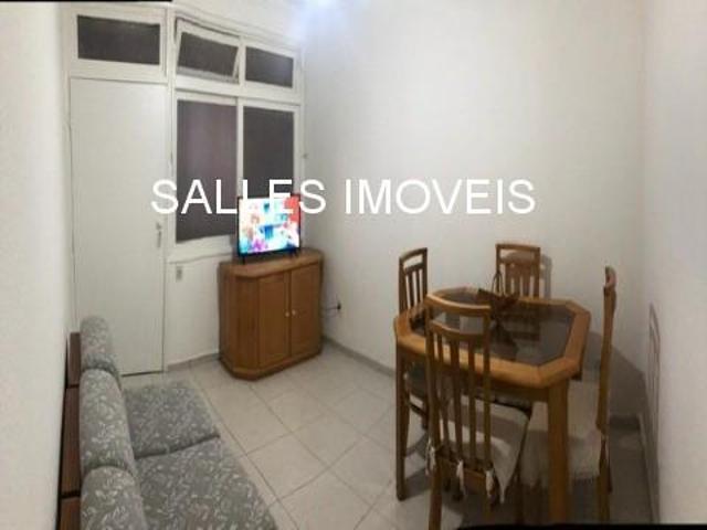 Apartamento Reformado com Suíte e Serviço de Praia em Localização Privilegiada Guarujá