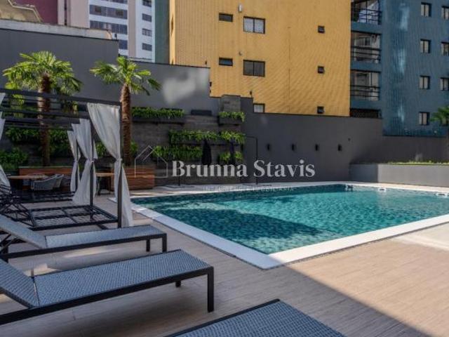 Apartamento porteira fechada no Batel com 3 suítes e 3 vagas