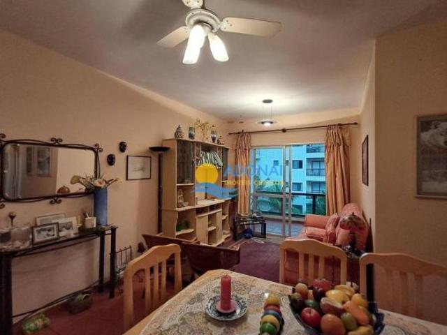 Apartamento próximo à praia com sacada — Enseada — Guarujá