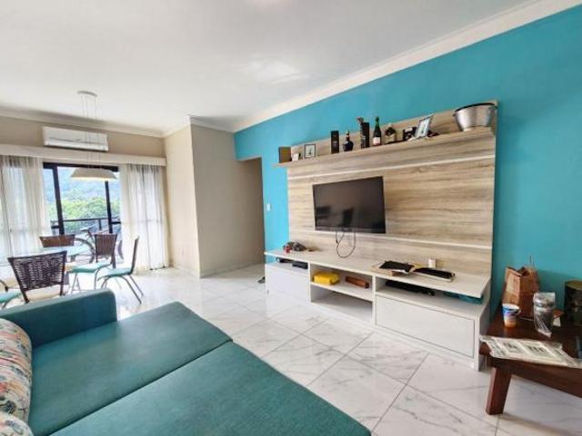 Apartamento próximo à praia com sacada — Enseada — Guarujá