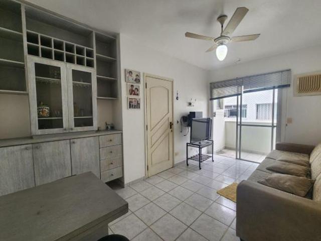 Apartamento próximo à praia com sacada — Enseada — Guarujá