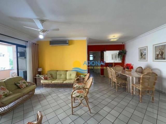 Apartamento próximo à praia com sacada — Enseada — Guarujá