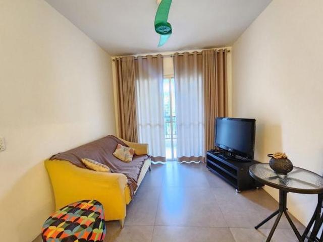 Apartamento próximo à praia com sacada — Enseada — Guarujá