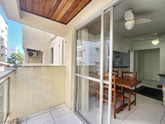 Apartamento próximo à praia com sacada — Enseada — Guarujá
