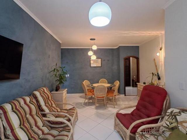 Apartamento próximo à praia com sacada — Enseada — Guarujá