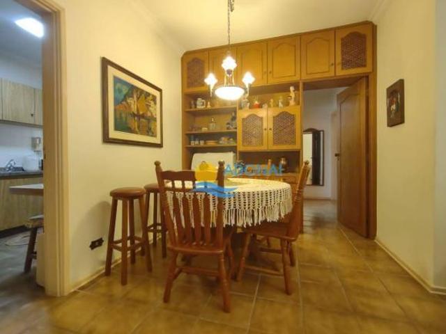 Apartamento próximo à praia com sacada — Enseada — Guarujá