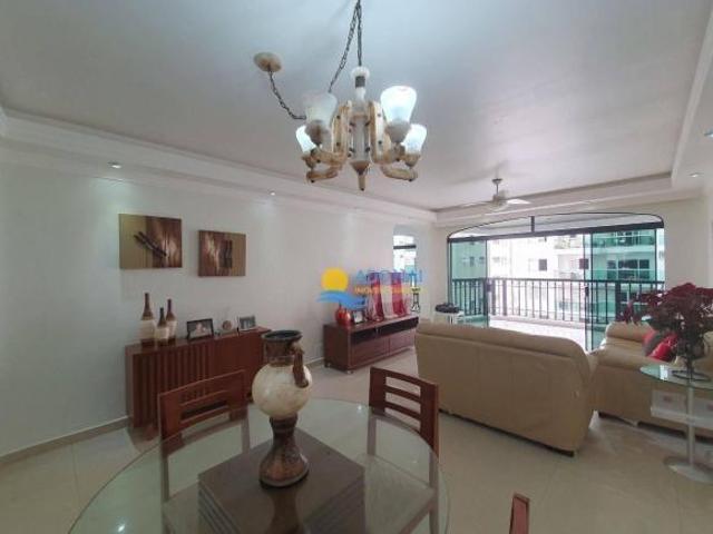 Apartamento próximo à praia com sacada — Pitangueiras — Guarujá