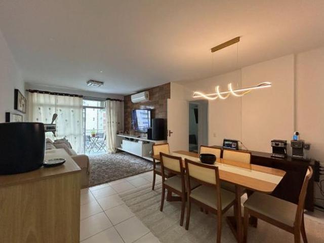 Apartamento próximo à praia com sacada — Pitangueiras — Guarujá