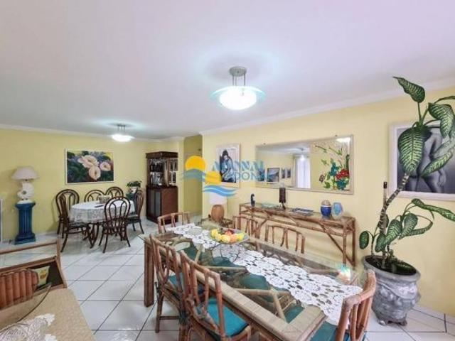 Apartamento próximo à praia com sacada — Pitangueiras — Guarujá
