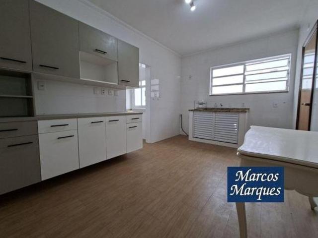 Apartamento próximo à praia do Gonzaga com 3 dormitórios e garagem