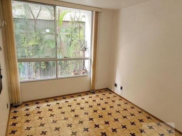 Apartamento próximo ao Hospital Samaritano com 2 dormitórios amplos e 1 vaga, ótima localização
