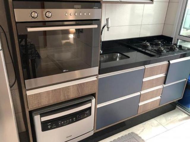 Apartamento pronto para morar todo mobiliado com fino acabamento, possui 02 dormitórios com porcelan