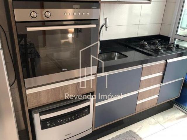 Apartamento pronto para morar todo mobiliado com fino acabamento, possui 02 dormitórios com porcelan