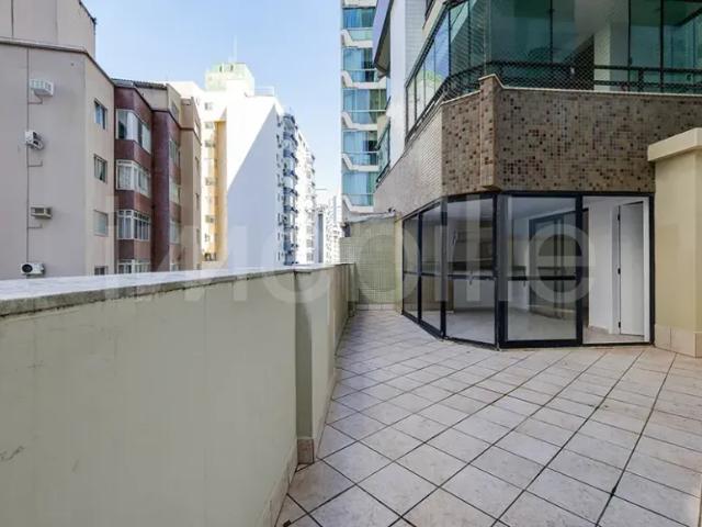 Apartamento quadra mar no Edifício Oscar Bremer em Balneário Camboriú