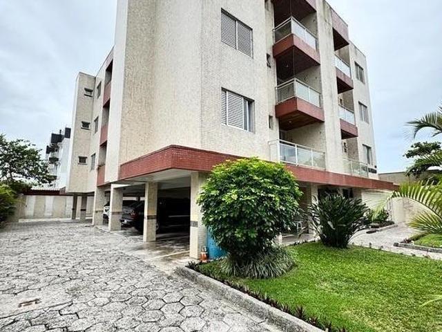 Apartamento quadra mar, com suíte e garagem