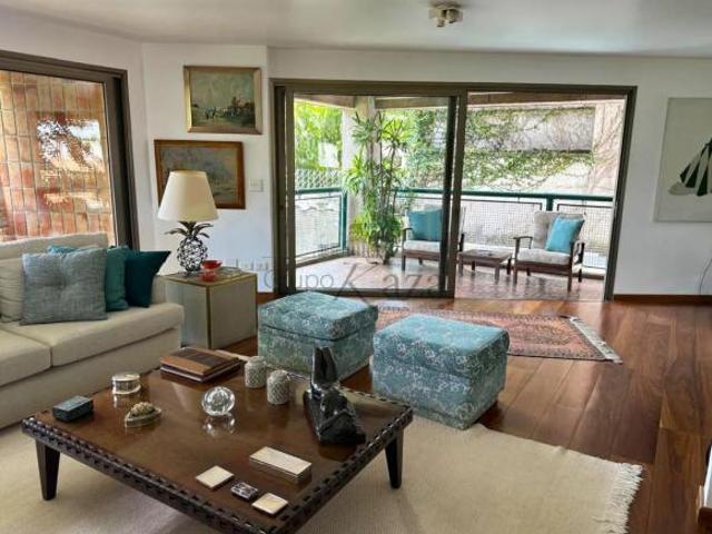 Apartamento Real Parque 4 Dormitórios 251m²