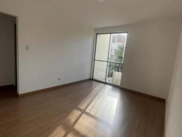 Apartamento recém reformado 02 quartos, vaga, bem localizado no Água Verde em Curitiba PR