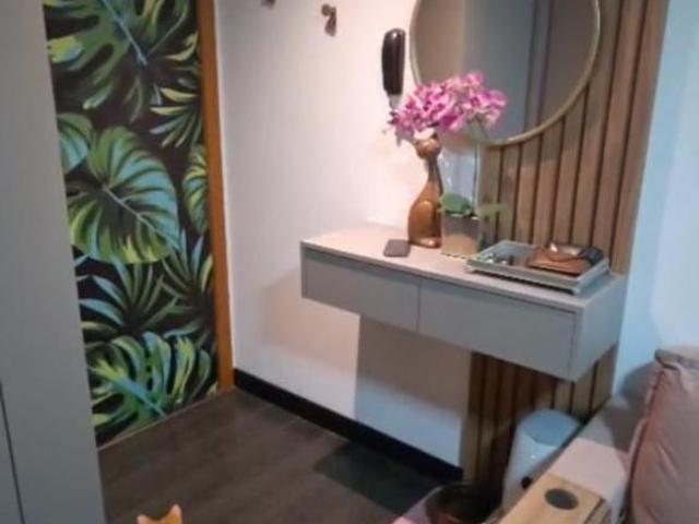 Apartamento recém reformado, vaga própria, em uma rua tranquila do centro
