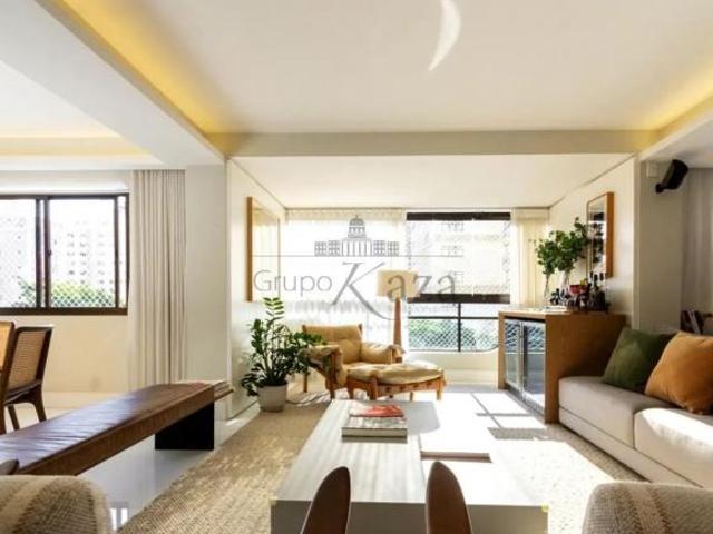 Apartamento redesenhado e reformado. Impecável é a palavra certa