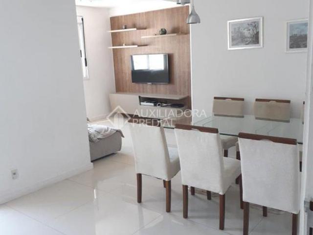 Apartamento reformulado com living ampliado, suíte e sacada com churrasqueira