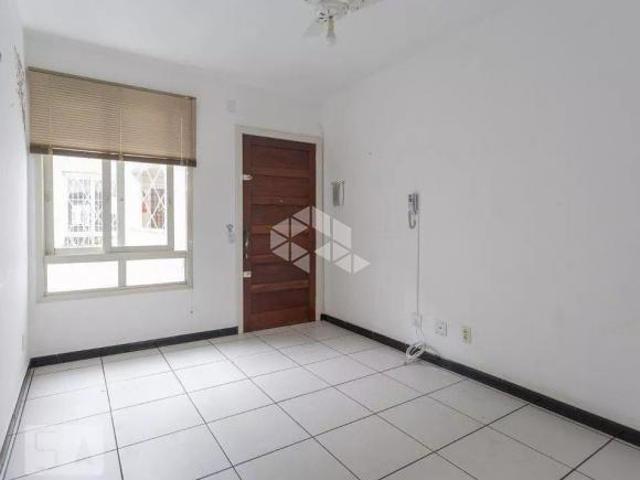 Apartamento reformado, 02 dormitórios, com excelente localização no bairro Trist