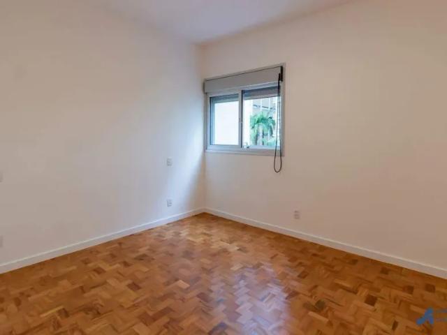 Apartamento reformado 03 dormitórios sendo um suíte 01 vaga de garagem 130 m2 úteis dependência de e
