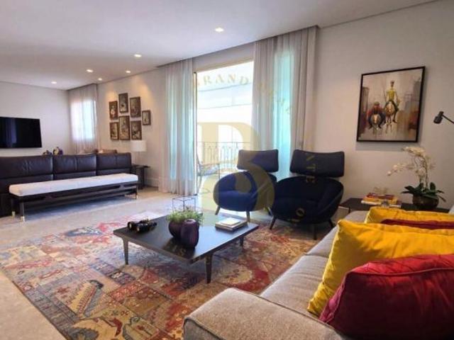 Apartamento reformado 193m² 3 suítes 2 vagas, andar alto em localização tranquila no Campo Belo