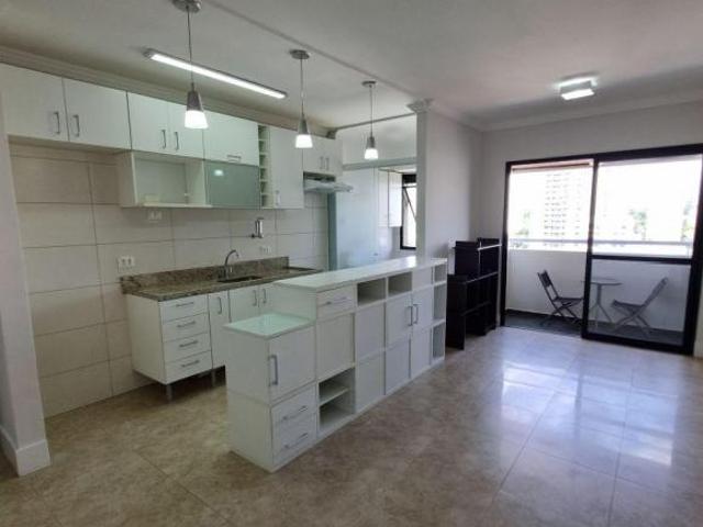 Apartamento reformado, 2 dormitórios, uma suite e duas vagas no Condomínio Saints Lois em Santo Amar