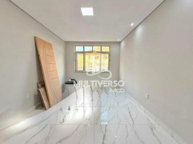 Apartamento reformado 2 dormitórios de frente no Marapé em Santos