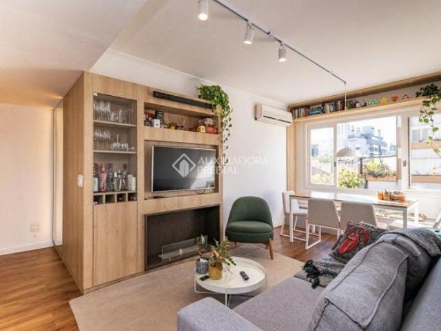 Apartamento reformado, 2 quartos e uma vaga no Bom Fim