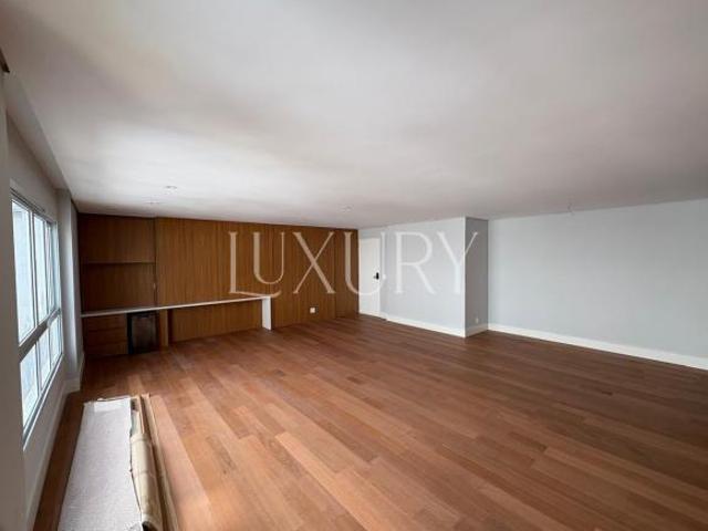 Apartamento reformado com acabamentos de primeira linha. 117.0 m² à venda no bairro Itaim Bibi