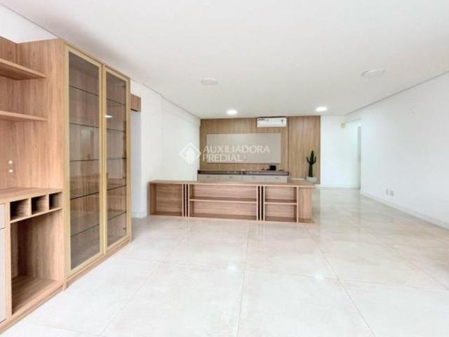 APARTAMENTO REFORMADO COM AMBIENTES GENEROSOS E MUITA LUZ!