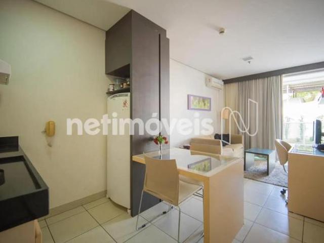 Apartamento reformado com área de lazer no edifício Lake View Resort