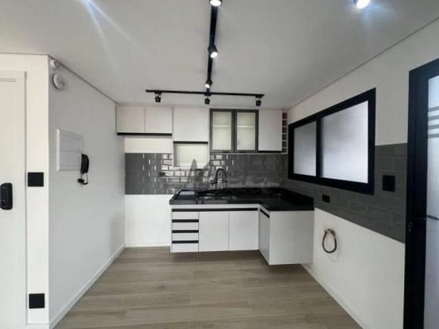 Apartamento reformado, com living para 2 ambientes, cozinha integrada, varanda, 2 dormitórios, 2 ban