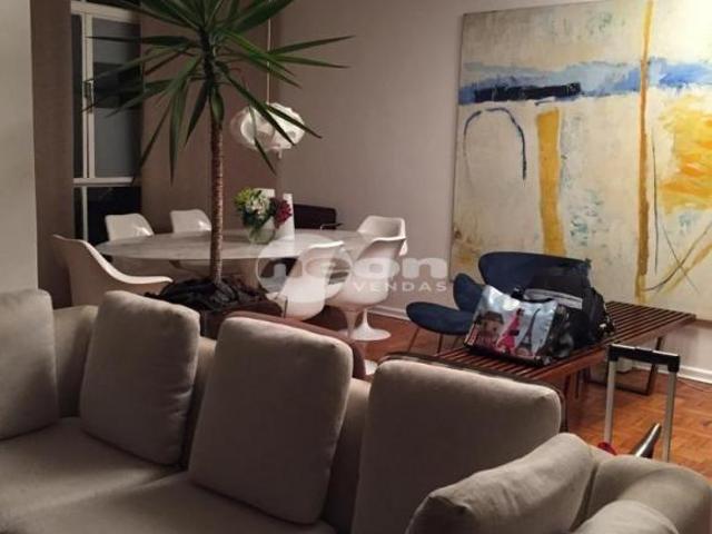 Apartamento reformado com requinte e bom gosto no melhor do Jardim Paulista