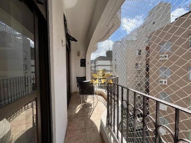 Apartamento reformado com sacada a 300 metros da Praia da Enseada – Alfa Imóveis Guarujá