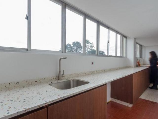 Apartamento reformado com três quartos uma suíte no Batel
