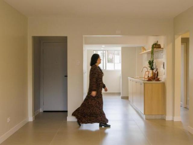 Apartamento reformado com três quartos em predinho no Água Verde