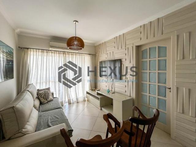 Apartamento reformado com varanda a 400m da praia na Enseada, Guarujá