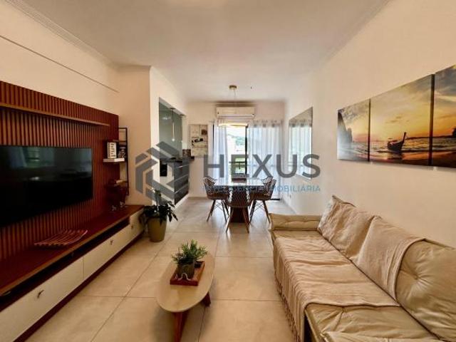 Apartamento reformado com varanda a 400m da praia na Enseada, Guarujá