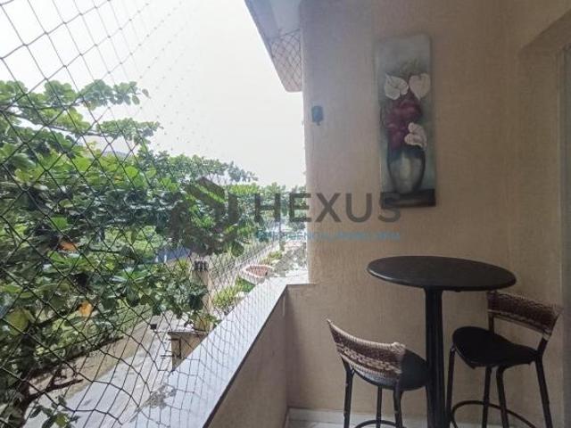 Apartamento reformado com varanda a 300m da praia na Enseada, Guarujá