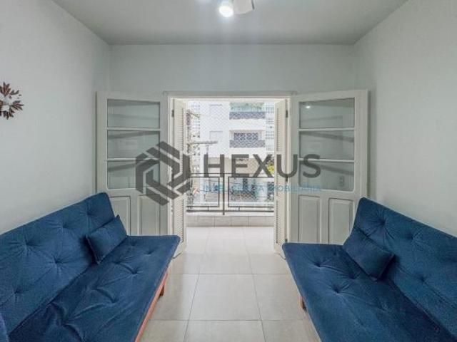 Apartamento reformado com varanda a 300m da praia no Jardim Astúrias, Guarujá