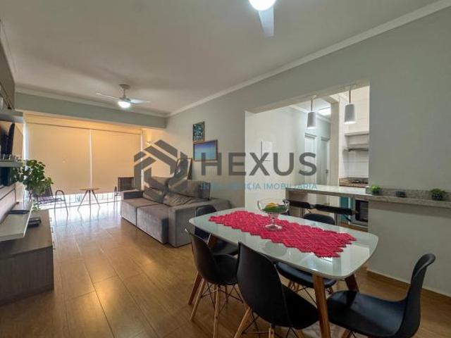 Apartamento reformado com varanda a uma quadra da Praia das Pitangueiras, Guaruj