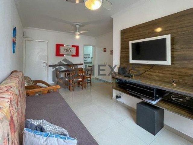 Apartamento reformado com varanda a uma quadra da praia em Pitangueiras, Guarujá
