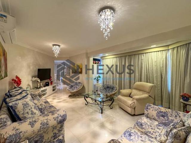 Apartamento reformado com varanda a duas quadras da Praia das Pitangueiras, Guar