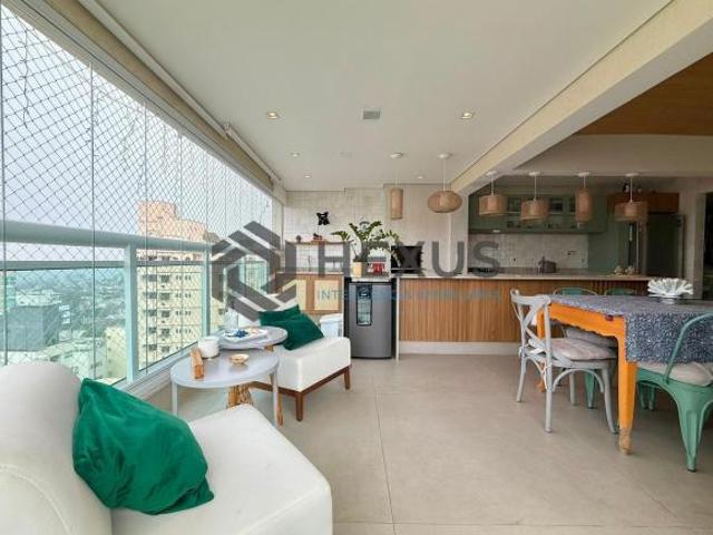 Apartamento reformado com varanda gourmet vista mar e lazer a 250m da praia na E