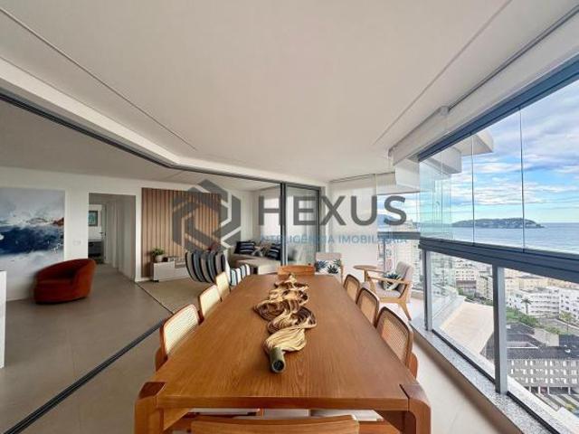 Apartamento reformado com varanda gourmet vista mar e lazer na Praia da Enseada