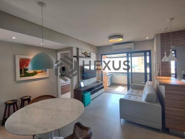Apartamento reformado com varanda gourmet vista mar e lazer na Praia da Enseada