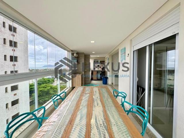 Apartamento reformado com varanda gourmet vista mar e lazer na Praia da Enseada