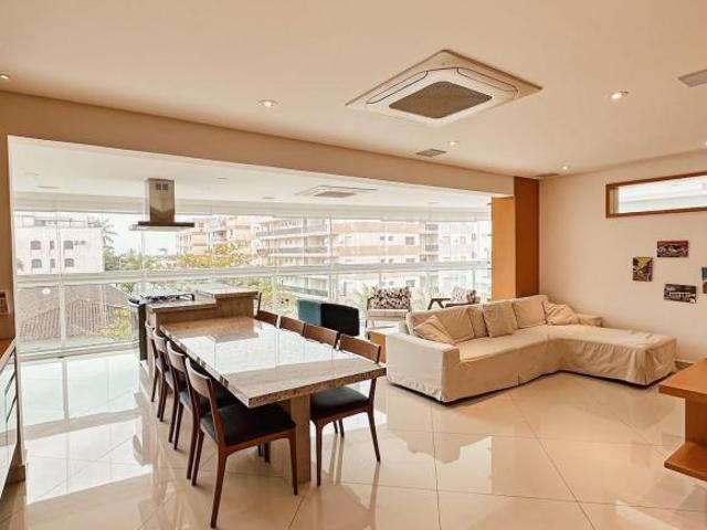 Apartamento reformado com Varanda Gourmet à Venda na Enseada no Guarujá | QVi.
